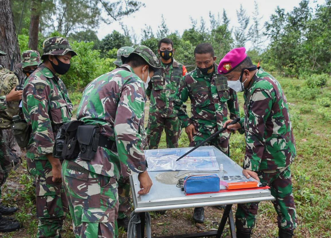 Pastikan Latihan Berjalan Aman, Danpasmar 1 Coba Meriam Howitzer 105 ...