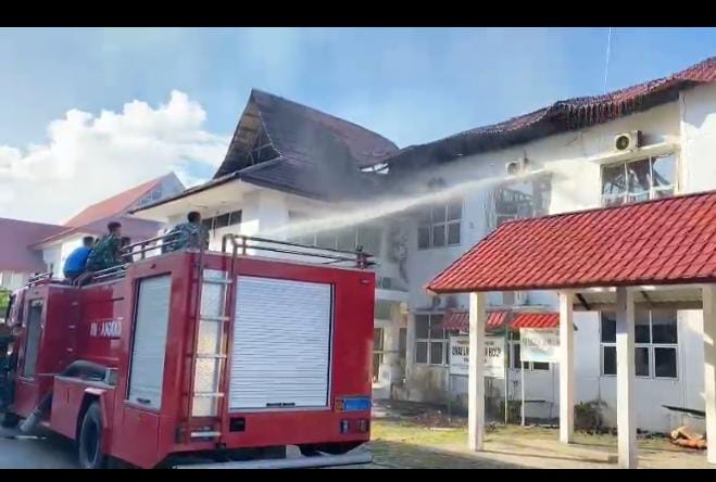 Tim Damkar Natuna Berhasil Selamatkan Gedung Dinas DLH dari Si Jago ...